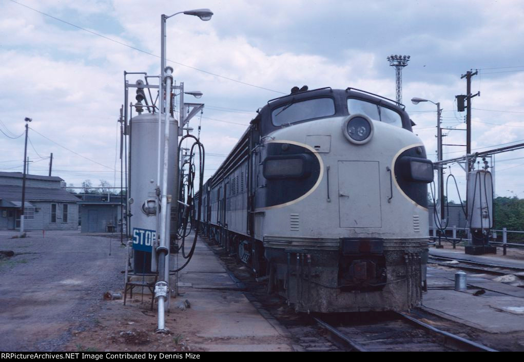 SOU F7A 4263 on Sevier Yard refueling track